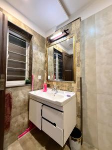 GoldCrib Studio - Eiffel Tower Bahria, Lahore (harga dikemas kini 2025)