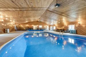 Epic Indoor Pool w/slide & hot tub close to beach, Bridgman (2026년 최신 요금)