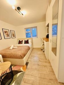 R6 - Luxury Private En-Suite self-contained Room with Kitchenette by QE ...