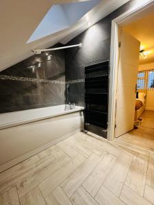 R6 - Luxury Private En-Suite self-contained Room with Kitchenette by QE ...