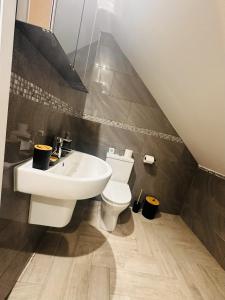 R6 - Luxury Private En-Suite self-contained Room with Kitchenette by QE ...