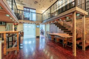 Renovated Church Hamilton! Sleeps 10 Overnight!, Hamilton (preços ...