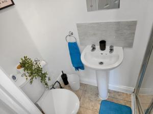 Top Floor 2 Bedroomed Flat Sleeps 4 Free Wi-Fi, Суиндон (актуальные ...