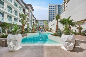 Pool View Studio Near to circle mall - Icon casa Living, Dubaj ...