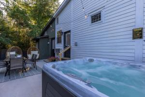 Hot Tub Fire Pit Grand Piano Decorated for Holiday, McArthur (updated ...