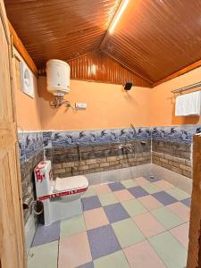 Alpine heaven forest view cottage uphill Trk150mtr, Jibhi (tarifs ...