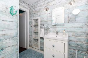 The Hideaway by Sunsational Stays - Rear Unit Only, Steps to the Beach ...