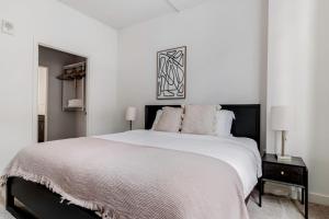 Blueground Woodmont Triangle pool nr Bethesda WDC-893, Woodmont ...