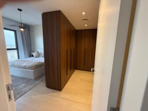 Luxury Two-Bedroom on High Floor with Waterfront Landmark View, Dubái ...