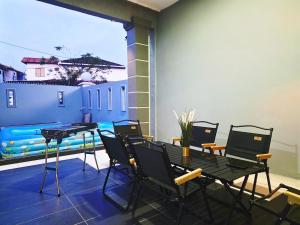 6-12pax KTV Homestay near Toppen Ikea KTV Family Room TV Game Pool ...