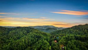5 BDRM close 2 Dollywood Arcade Games Hot tub, Pigeon Forge (updated ...