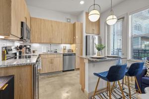 Loft| Near Medical City & Galleria |Pool| King Bed, Inwood (precios ...