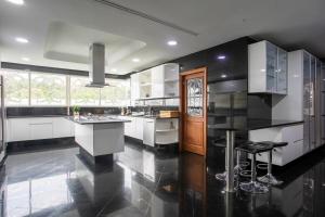 Armored luxury PH, Jacuzzis, Pool, Butler & Art, Medellín ...