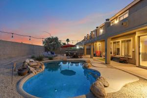Sleeps 14 Pool Fire Pit Billiards EV Plug, Mesa (2026 legfrissebb árai)