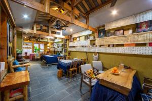 Alley's Ears Turned Red, Фэнхуан (актуальные цены 2026 года)