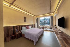 Alley's Ears Turned Red، فنغهوانغ (أسعار محدثة لعام 2026)