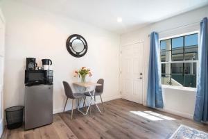 Second Floor Studio Suite Close to Beverly Hills, Los Angeles (prezzi ...