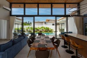 V279 Brand New 3BR Pool Villa with BBQ Near Beaches เกาะสมุย (ราคาอัปเด ...