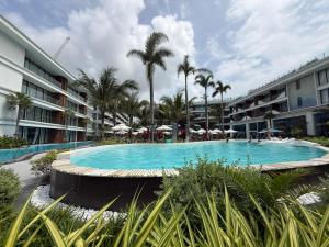 Sunshine BEACH FRONT access to the pool, Лайан-Біч (оновлені ціни на ...