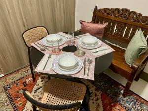 Studio with Balcony, TV Netflix near Shaw MRT Station, Manila (preços ...