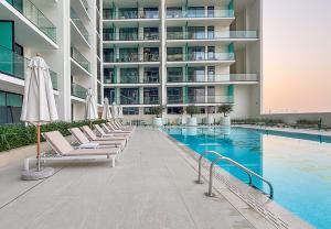 Studio in Binghatti Azure with Pool and Gym, Dubai (cập nhật giá năm 2026)