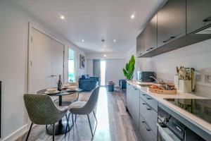1 Bed Flat in Eccles 1 Min Walk to Train & Tram, Manchester ...