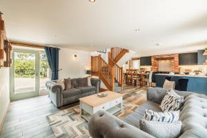 Riverside dairy in the Peak District national park, Bamford (precios ...