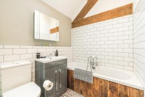 Riverside dairy in the Peak District national park, Bamford ...