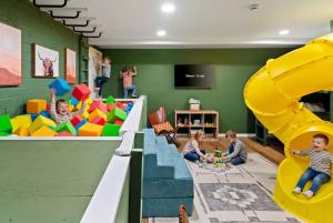 Slide into Fun Pool Games Fire Pit Sport Court, Glendale की (2026 के ...