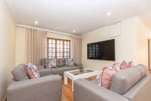 Super Spacious Fun Home With Pool, Den and Bar, Йоханнесбург ...