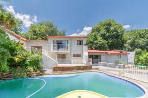 Super Spacious Fun Home With Pool, Den and Bar, Johannesbourg (tarifs ...