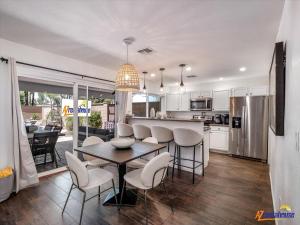 Spring Street Private Estate Six Bedroom Heated Pool Spa Putting Green ...