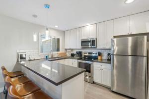 Stylish 4BR Oasis with Hot Tub Fire Pit Arcade, Scottsdale (updated ...