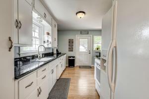 Charming bungalow deck & fire pit- Family Friendly, Allisonville ...