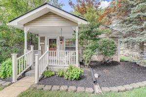 Charming bungalow deck & fire pit- Family Friendly, Allisonville ...