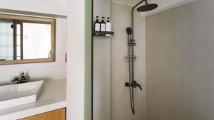 Dali Ancient City Pedestrian Street Meishu B & B (Red Longjing Shop ...