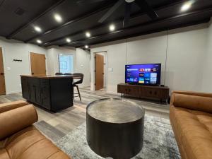 Modern Loft with Red Rock Views - Downtown St George, Сент-Джордж ...