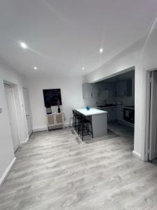 Stylish 2 Bedroom Apartment in Liverpool - Gateacre Village - Free ...