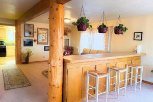 Elegant Lofted Home in Kanab - On Site Hiking & Red Rock Views from ...