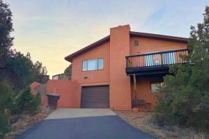 Elegant Lofted Home in Kanab - On Site Hiking & Red Rock Views from ...