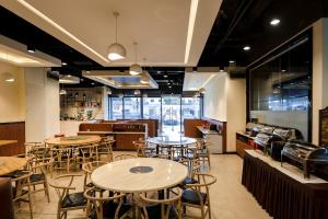 Vienna Hotel Shenzhen Longgang Vanke Li Jixiang Metro Station Branch ...