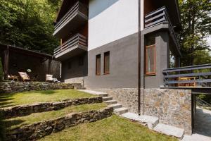 Hublou - Entire Floor in Forest Villa - 2 Apartments, Sinaia (precios ...