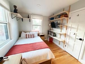 Room for cat lovers - 5 minute walk from metro, Washington (prețuri ...