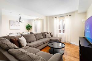 House with 5 Beds for Families in Great Location, Mississauga ...