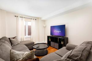 House with 5 Beds for Families in Great Location, Mississauga ...