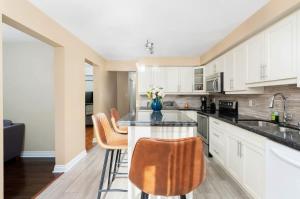 House with 5 Beds for Families in Great Location, Mississauga ...