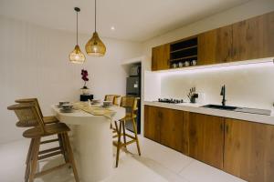 Private Pool Villa in Central Canggu-Walk to Cafés, Tumbak Bayuh ...