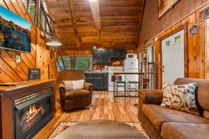 Hot Tub • 2mi Miguel’s • 3mi Natural Bridge, Slade (precios ...