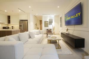 Silk Valley - Luxury Villa | Steps to Park & Pool, Dubai Marina (2026 ...