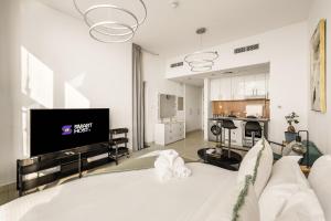 Relaxing Studio with Balcony & Pool at The Square Tower, Dubai (prezzi ...